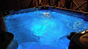 Uma banheira de hidromassagem com luz azul.