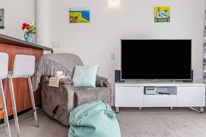 Apartamento, 1 quarto | Sala | Televisor de ecrã plano de 50 polegadas com canais digitais, televisor 