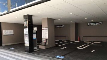 Estacionamento sem manobrista (sujeito a cobrança): JPY 3000 por diária