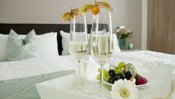 Quarto Duplo Económico (Semi-Basement) | Secretária, cortinas/cortinados opacos, quartos insonorizados