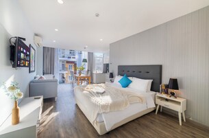 Estúdio | Frigobar, cofres nos quartos, escrivaninha, cortinas blackout