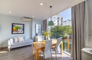 Estúdio | Frigobar, cofres nos quartos, escrivaninha, cortinas blackout