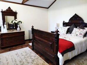 Quarto casal superior | Cofres nos quartos, escrivaninha, quartos à prova de som