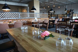 2 restaurantes: servem pequenos-almoços e jantares