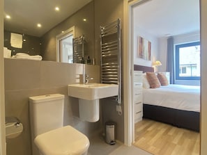 Apartamento Executivo, 1 quarto, varanda | Casa de banho | Um polibã, produtos de higiene exclusivos, um secador de cabelo 