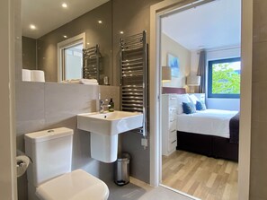 Apartamento Executivo, 1 quarto, varanda | Casa de banho | Um polibã, produtos de higiene exclusivos, um secador de cabelo 