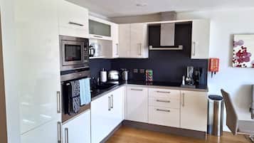 Apartamento executivo, 1 quarto, banheiro privativo | Cozinha privada | Geladeira grande, micro-ondas, fogão, cooktop