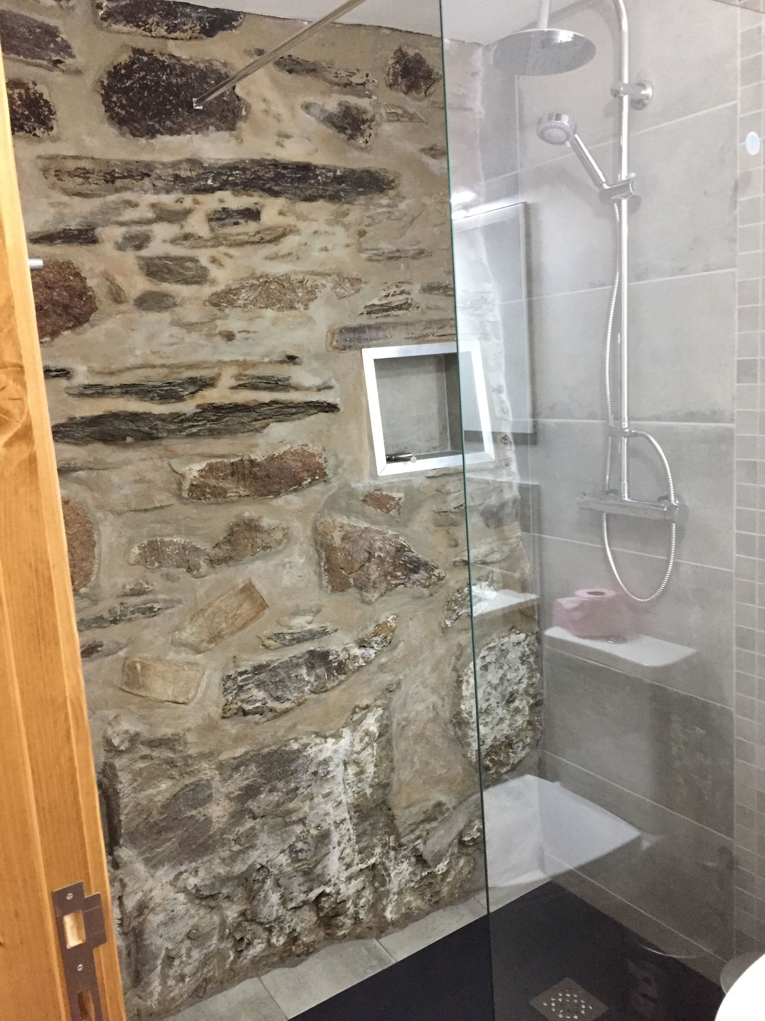 Quarto Individual | Casa de banho | Um polibã, artigos de higiene pessoal grátis, um secador de cabelo 