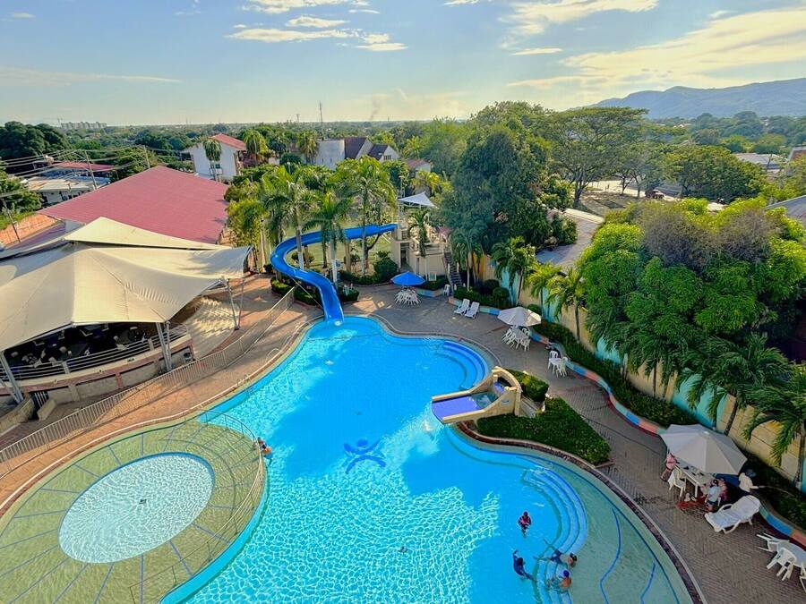 2 piscinas externas, espreguiçadeiras