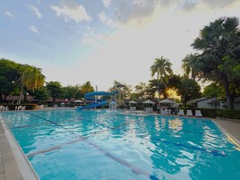 2 piscinas exteriores, espreguiçadeiras 