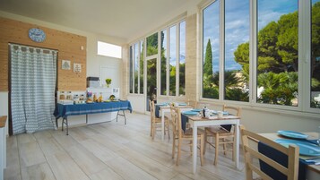 Café da manhã com buffet grátis todos os dias