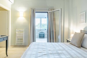 Quarto empresarial, suíte, no piso térreo | Frigobar, cortinas blackout, Wi-Fi de cortesia, roupa de cama