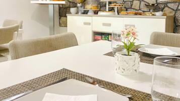 Café da manhã com buffet grátis todos os dias