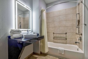 Quarto Standard, 1 cama queen-size, não fumadores | Casa de banho acessível para cadeiras de rodas