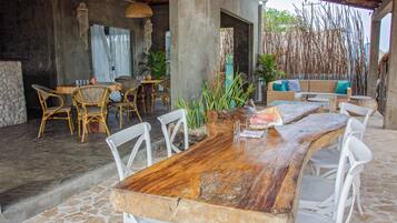 Café da manhã feito na hora grátis todos os dias