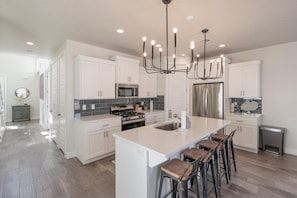 Casa, várias camas, vista para a piscina (Snow Canyon Escape) | Cozinha privada | Um frigorífico/congelador grande, um micro-ondas, um forno 