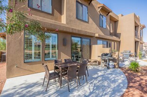 Casa, várias camas, vista para a piscina (Life's Good) | Refeições ao ar livre