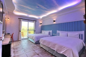 Quarto Quádruplo Standard | Secretária, cortinas/cortinados opacos, quartos insonorizados 