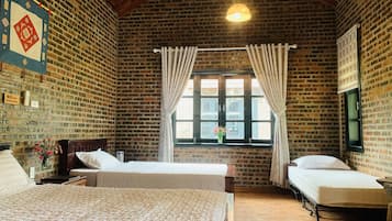 Bangalô família, vista para a piscina | 1 quarto, frigobar, escrivaninha, quartos à prova de som