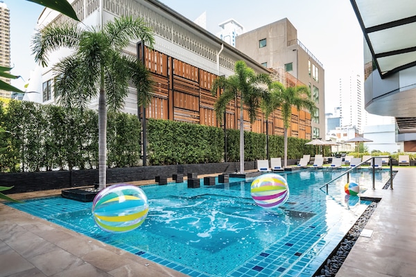 Piscina exterior, da(s) 6:00 à(s) 22:00, guarda-sóis, espreguiçadeiras