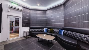 Área de estar no saguão