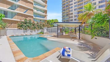 Piscina externa, espreguiçadeiras