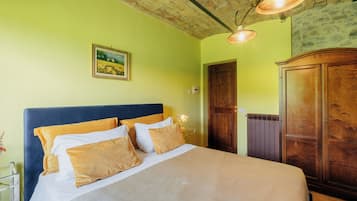 Quarto triplo, 1 quarto, para não fumantes, suíte | Roupas de cama de algodão egípcio, roupas de cama premium, frigobar