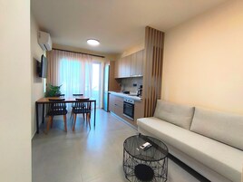 DELUXE-APARTMENT-2 BEDROOM-2 BATHROOMS- VILLAGE-MOUNTAIN VIEW | Sala de estar | Televisor de ecrã plano de 32 polegadas com canais via satélite 