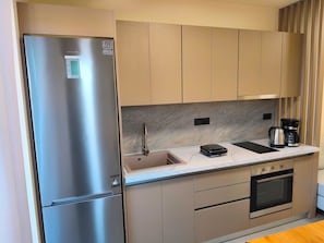 DELUXE-APARTMENT-2 BEDROOM-2 BATHROOMS- VILLAGE-MOUNTAIN VIEW | Cozinha privada | Um frigorífico/congelador grande, um forno, uma placa de cozinha 