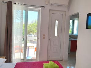 APARTMENT, 1 BEDROOM, VERANDA, COURTYARD VIEW | Roupa de alta qualidade, camas de colchão pillowtop 