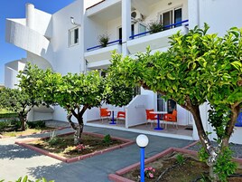 APARTMENT, 1 BEDROOM, VERANDA, COURTYARD VIEW | Vista do quarto