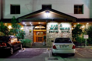 Fachada do alojamento (tarde/noite)