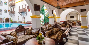 Café da manhã, almoço e jantar; local e internacional 