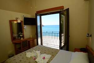 Quarto Duplo ou Twin, varanda | Minibar, cofre no quarto, secretária, cortinas/cortinados opacos 