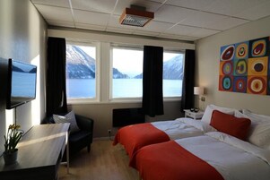 Quarto Duplo Tradicional, 2 camas individuais, vista para o mar | Edredões de penas, camas de colchão pillowtop 