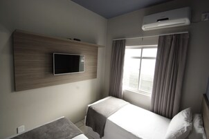 Quarto Twin | Minibar, cortinas/cortinados opacos, Wi-fi grátis