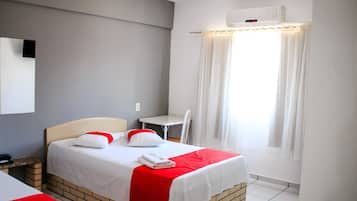 Quarto triplo superior, várias camas | Escrivaninha, ferros/tábuas de passar roupa, Wi-Fi de cortesia