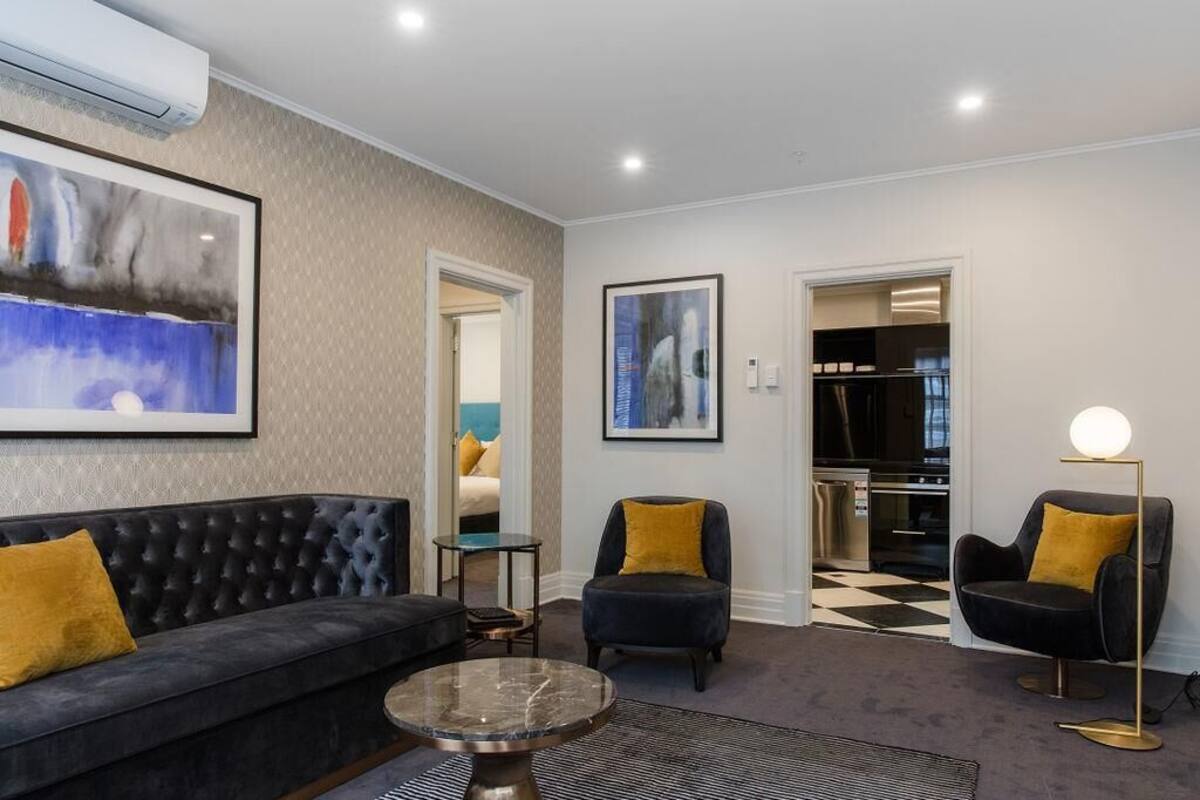 Apartamento Deluxe, 2 quartos | Sala de estar | Televisor LED 