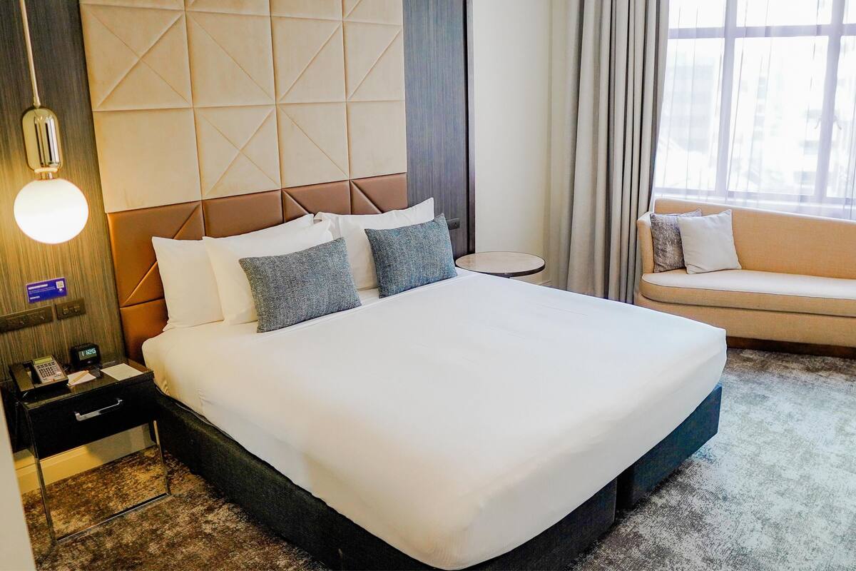 Quarto Deluxe, 1 cama king-size | Lençóis de algodão egípcio, roupa de alta qualidade, edredões de penas 