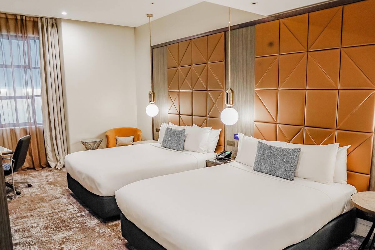 Quarto Deluxe, 2 camas queen-size | Lençóis de algodão egípcio, roupa de alta qualidade, edredões de penas 