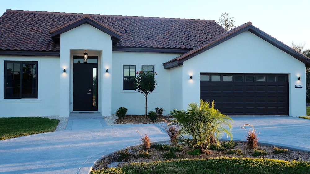 Modern Pool Villa, Minutes From Beaches, Golf & Shopping, Free Wifi & Parking - Naples, FL