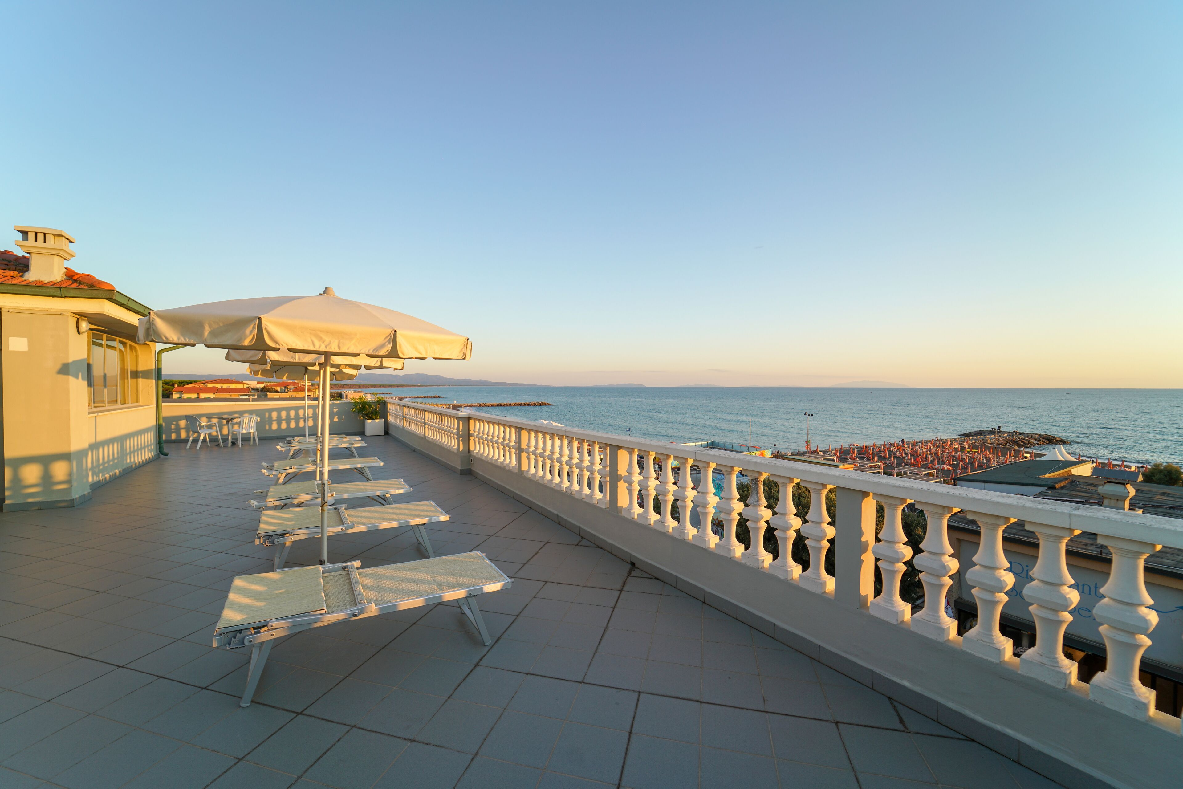 Terraço com espreguiçadeiras