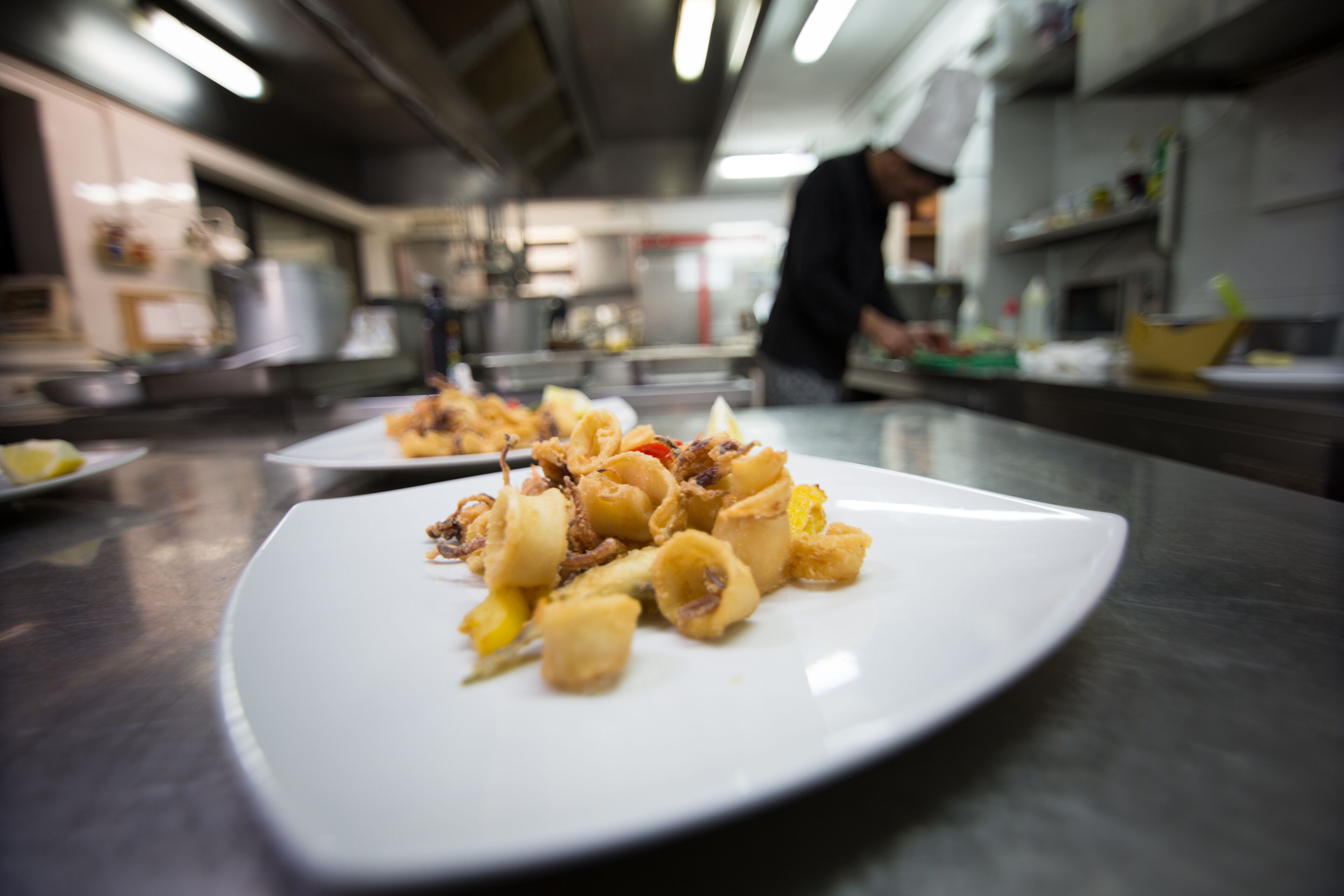 Ambiente de restaurante com destaque para um prato de comida.