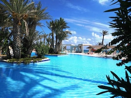 Piscina interna, 2 piscinas externas, guarda-sóis, espreguiçadeiras