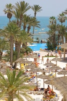 Piscina interna, 2 piscinas externas, guarda-sóis, espreguiçadeiras