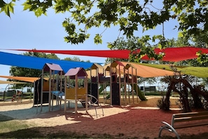 Perto da praia, praia de areia negra, voleibol de praia 