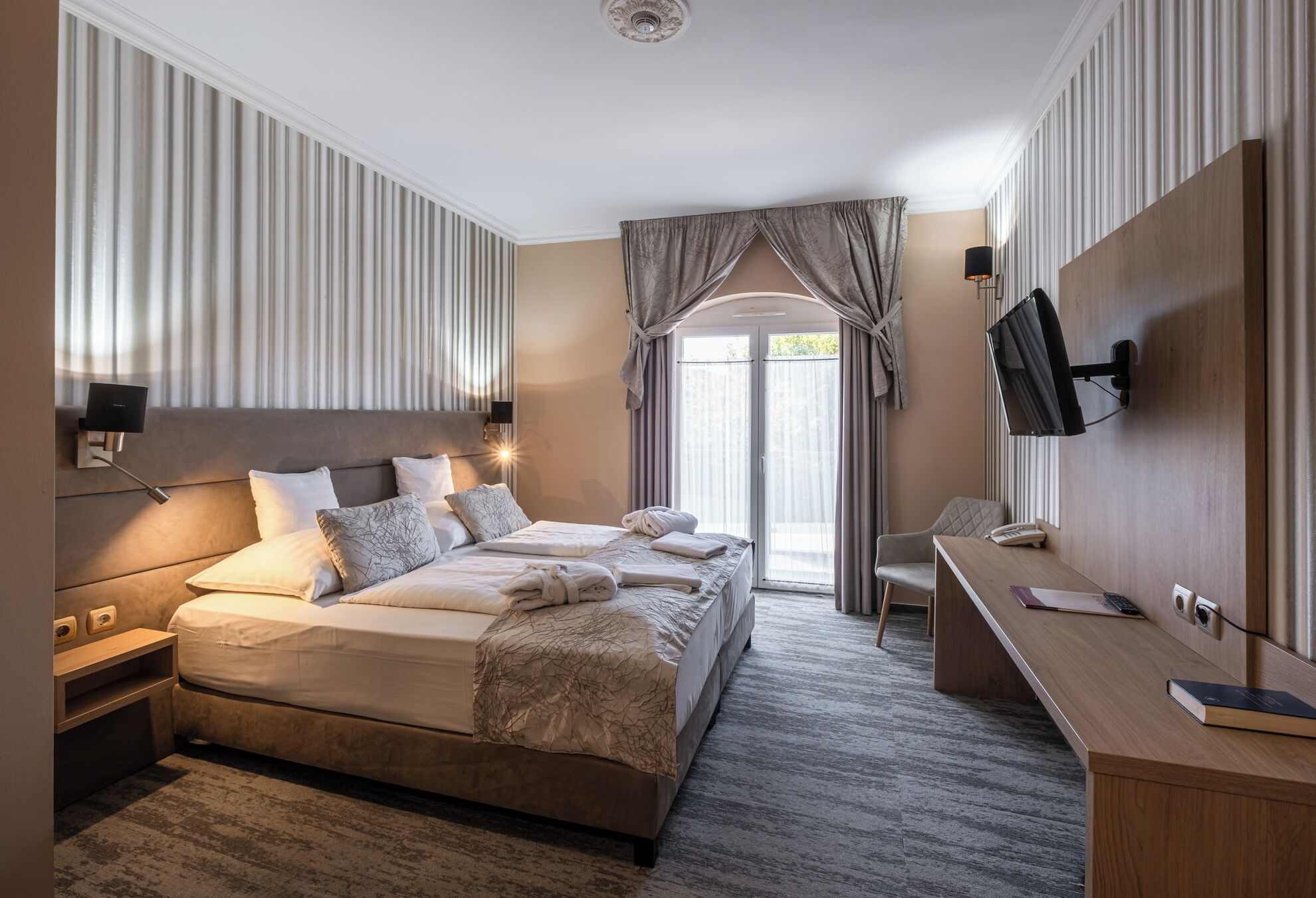 Quarto superior | Frigobar, cofres nos quartos, escrivaninha, cortinas blackout