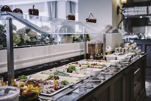 Café da manhã com buffet todos os dias mediante uma taxa