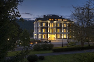 Fachada da propriedade à noite