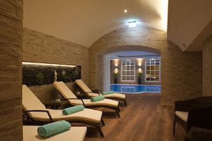 Piscina interna, espreguiçadeiras